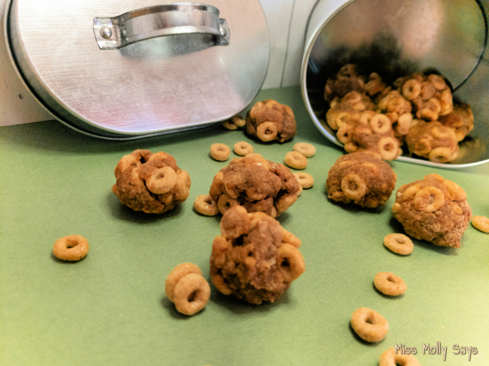 Easy Peanut Butter Cheerio Dog Treats Recipe - Miss Molly Says