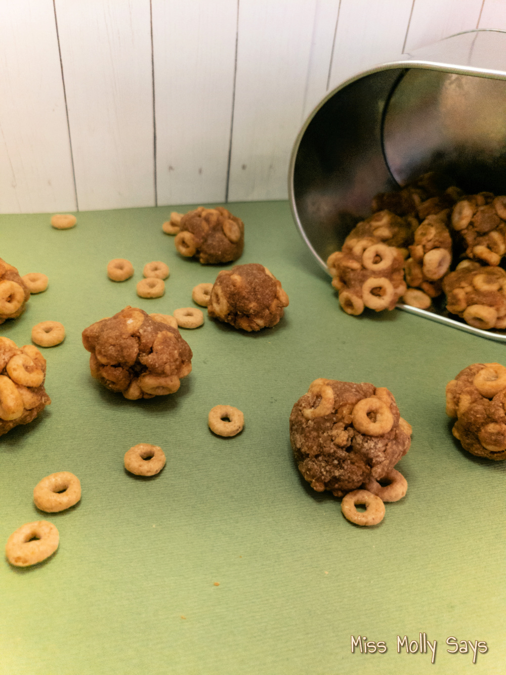 Easy Peanut Butter Cheerio Dog Treats Recipe - Miss Molly Says